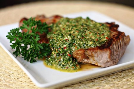20 соусов к мясу, которые разнообразят привычный рацион